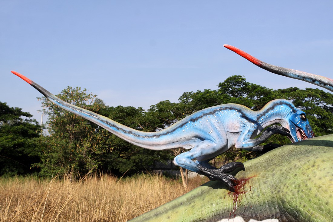 TENONTOSAURUS UNDER ATTACK JR 140074 – Lifesize-Models