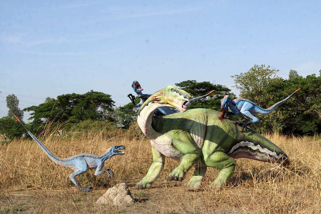 TENONTOSAURUS UNDER ATTACK JR 140074 – Lifesize-Models
