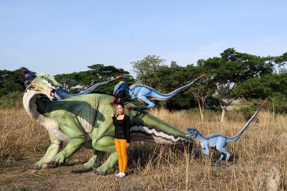 TENONTOSAURUS UNDER ATTACK JR 140074 – Lifesize-Models