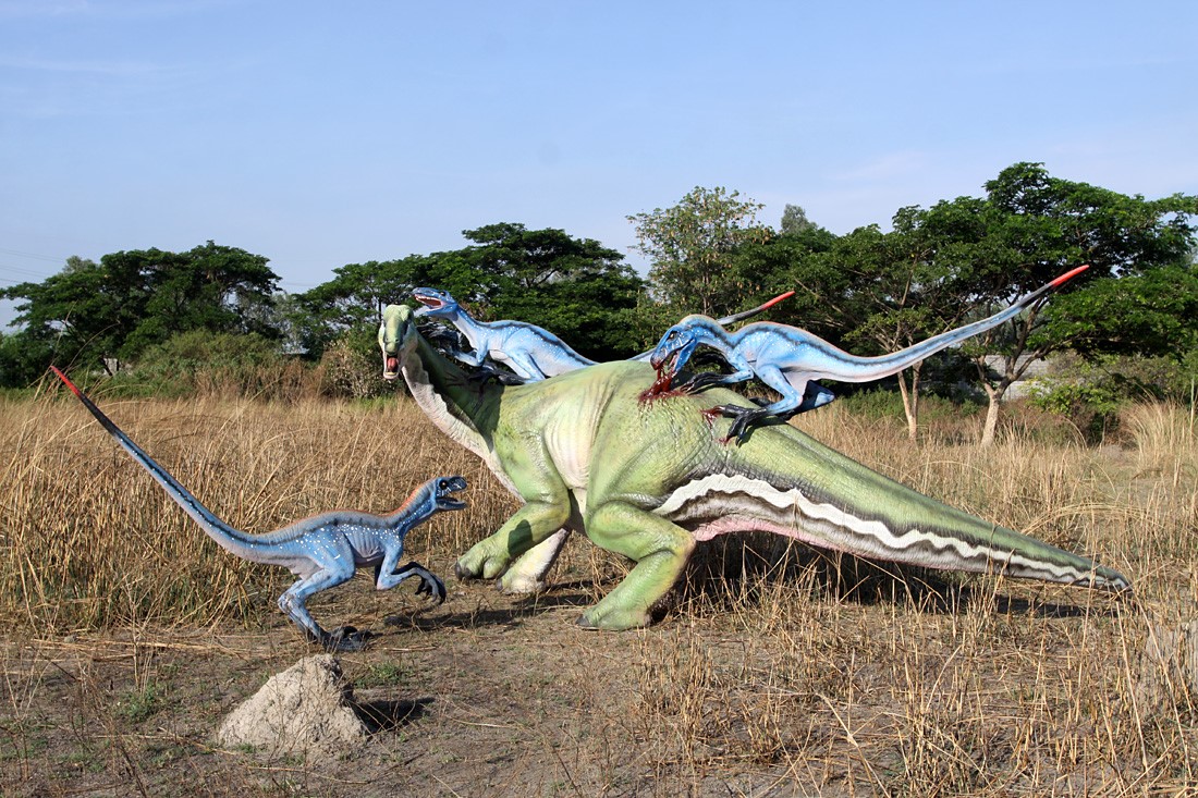 TENONTOSAURUS UNDER ATTACK JR 140074 – Lifesize-Models