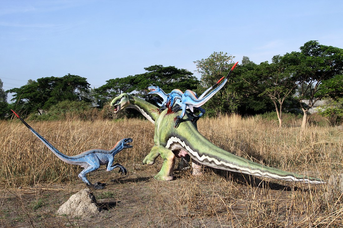 TENONTOSAURUS UNDER ATTACK JR 140074 – Lifesize-Models