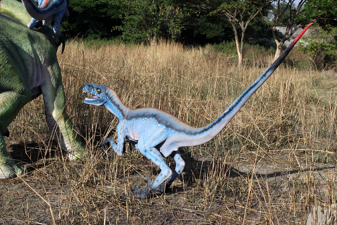 TENONTOSAURUS UNDER ATTACK JR 140074 – Lifesize-Models